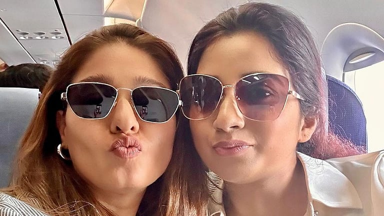 Shreya Ghoshal and Sunidhi Chauhan’s Surprise In-Flight Selfie Sends ...