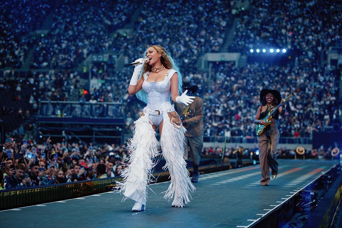 Beyoncé shrugs off wardrobe malfunction like a pro during Cowboy Carter ...