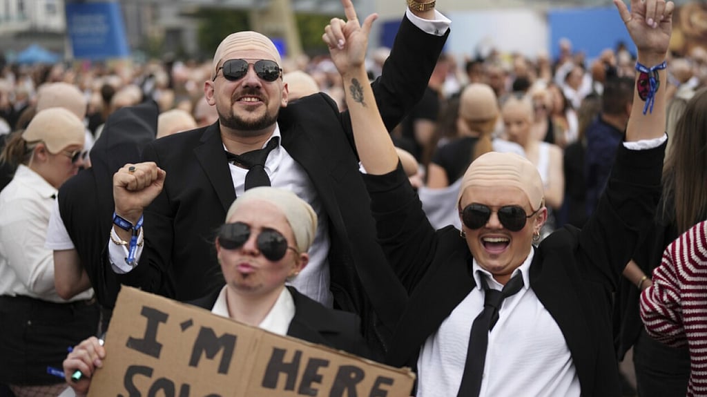 Pitbull’s fans party with bald caps and suits in viral trend