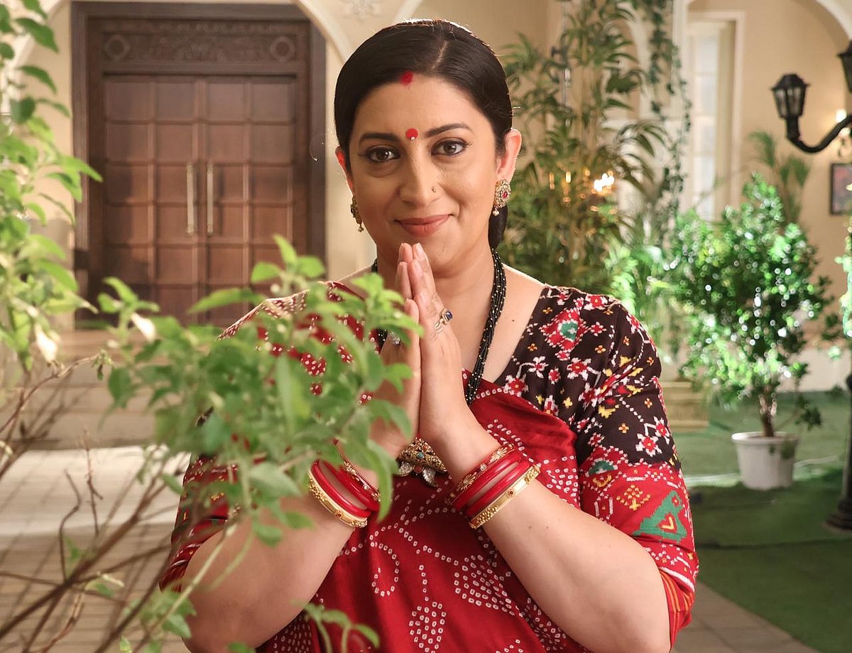 Smriti 'Tulsi' Irani Revives Iconic Role with Gaurang Shah's saris