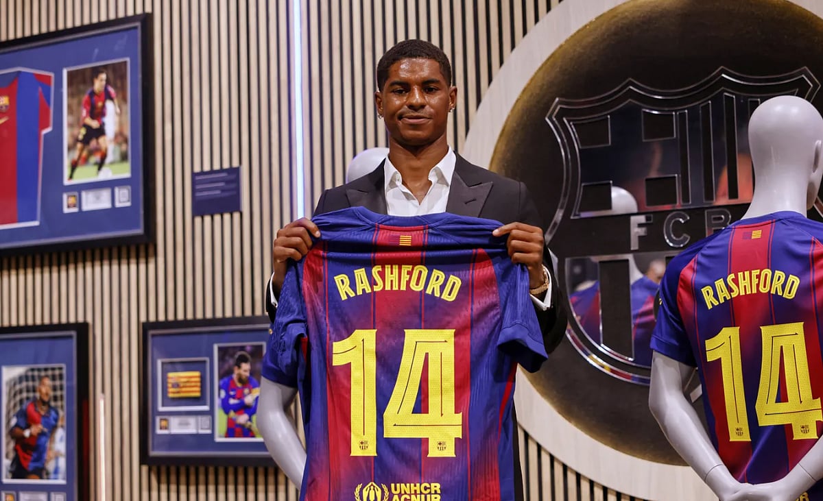 Barcelona signs Marcus Rashford from Man United on a season-long loan
