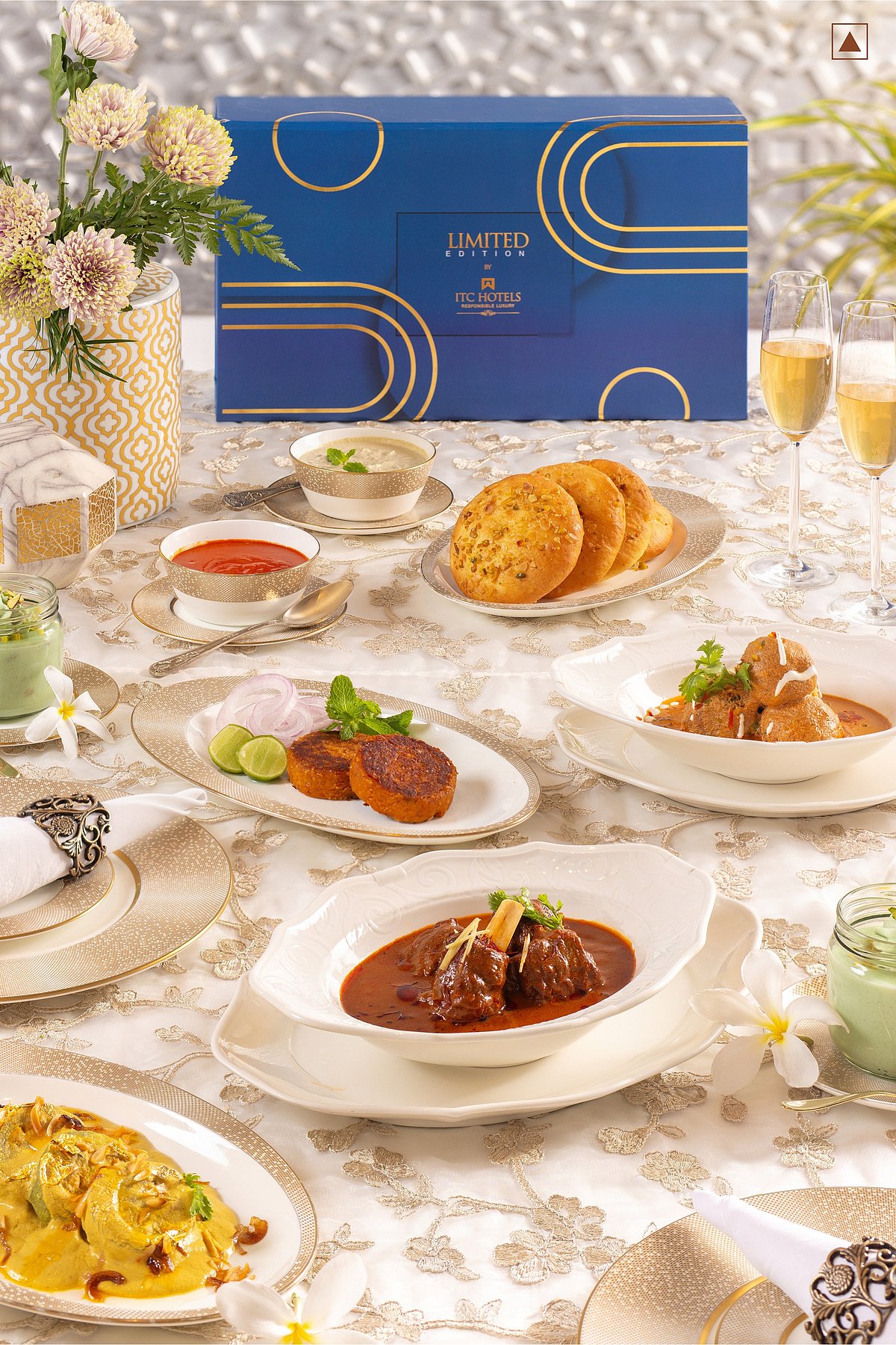 What does the Koh-e-Awadh Gourmet Boxes contain?