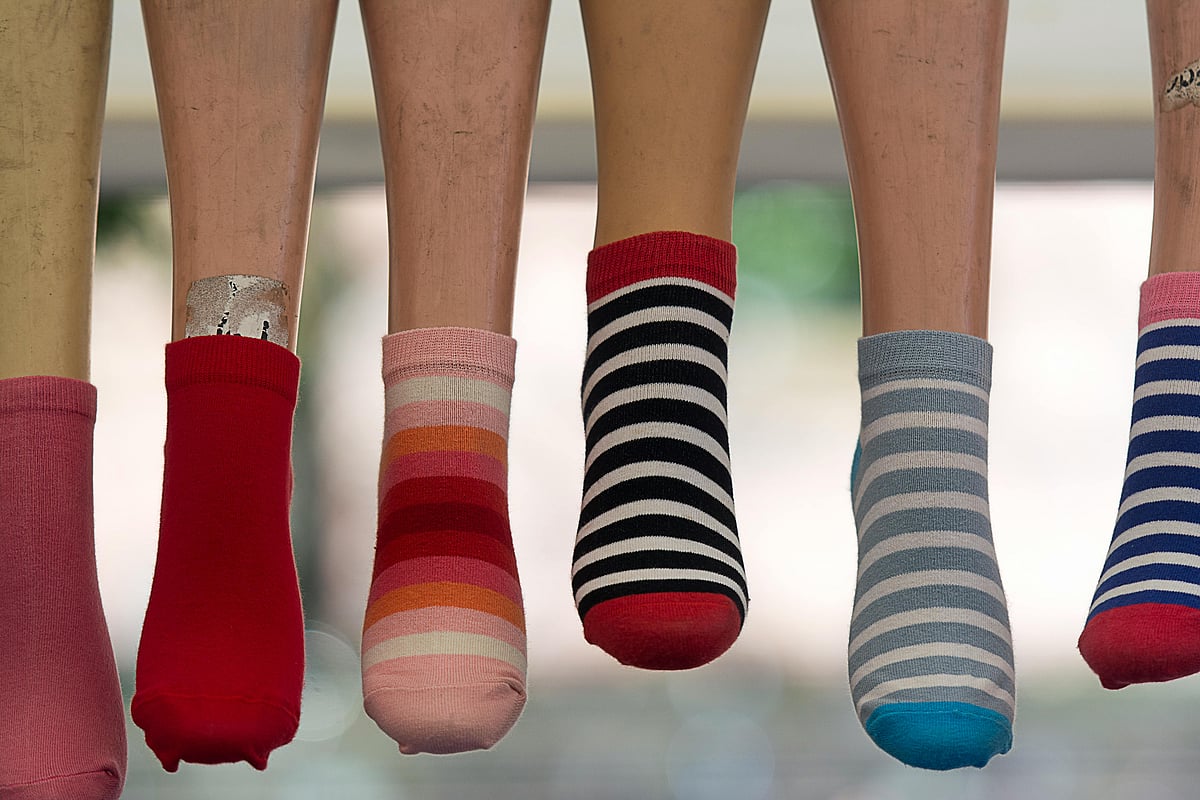 6 reasons why wearing socks for a long time may be harmful