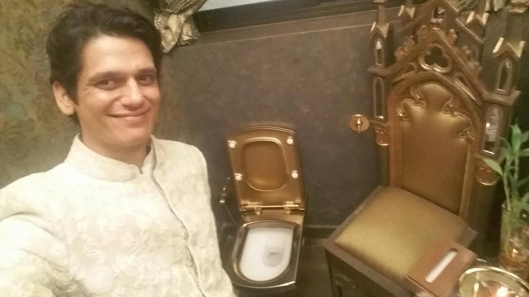 Vijay Varma shares pictures of Amitabh Bachchan's golden toilet