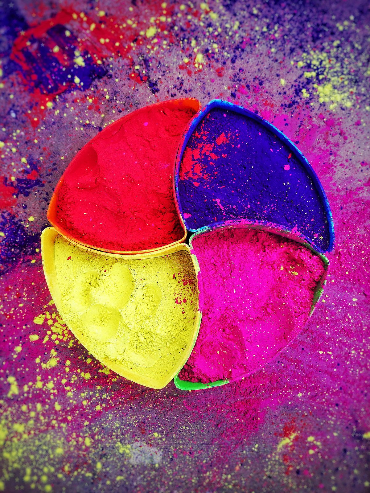 Easy tips to identify chemicals in Holi colours