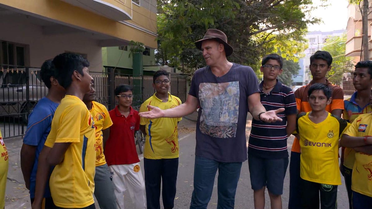 Surprise! Aussie cricketer Mathew Hayden plays gully cricket with young ...