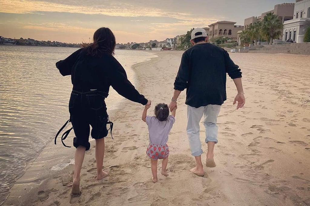 Anushka Sharma and Virat Kohli take daughter Vamika to the beach ...