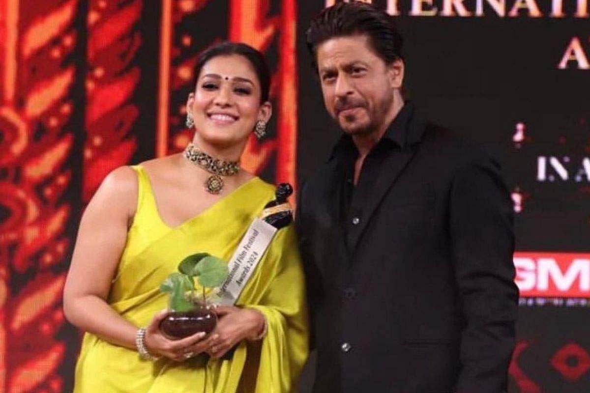 Shah Rukh Khan does Chaleya hook step as he presents award to Jawan co ...
