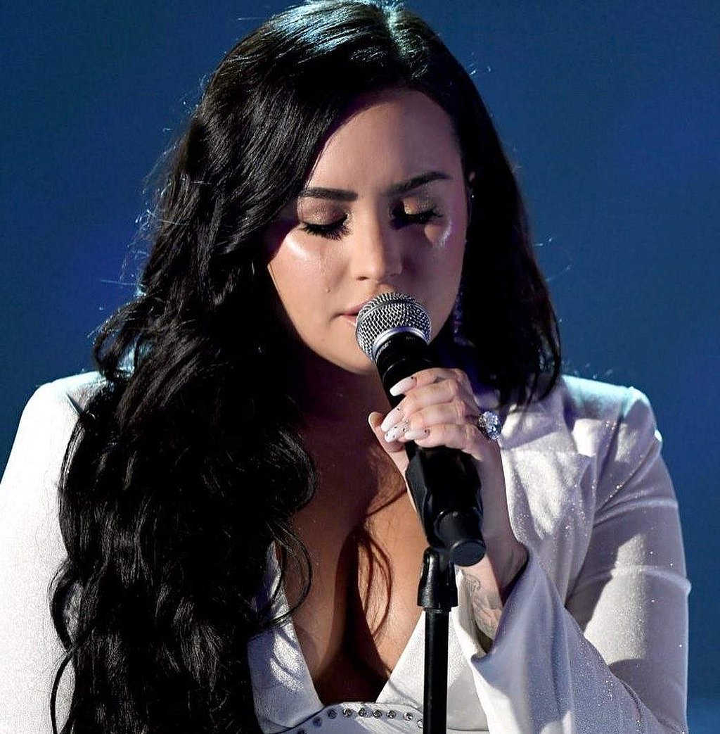 Demi Lovato's makeup artiste reveals the hack for her tear-proof Grammy ...